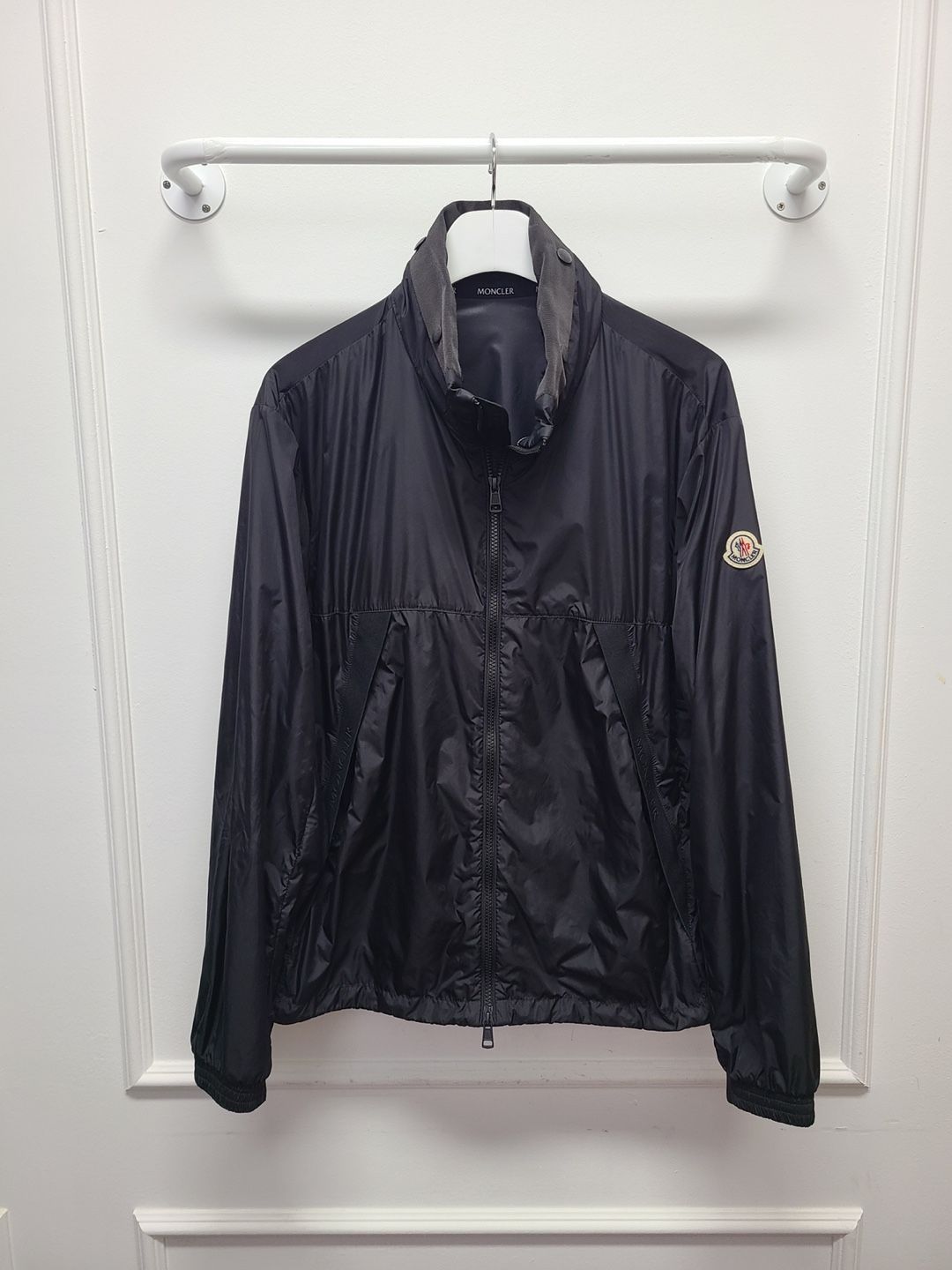 Moncler Black Haze Woven Logo Hooded Windbreaker 95994353 – trenbe